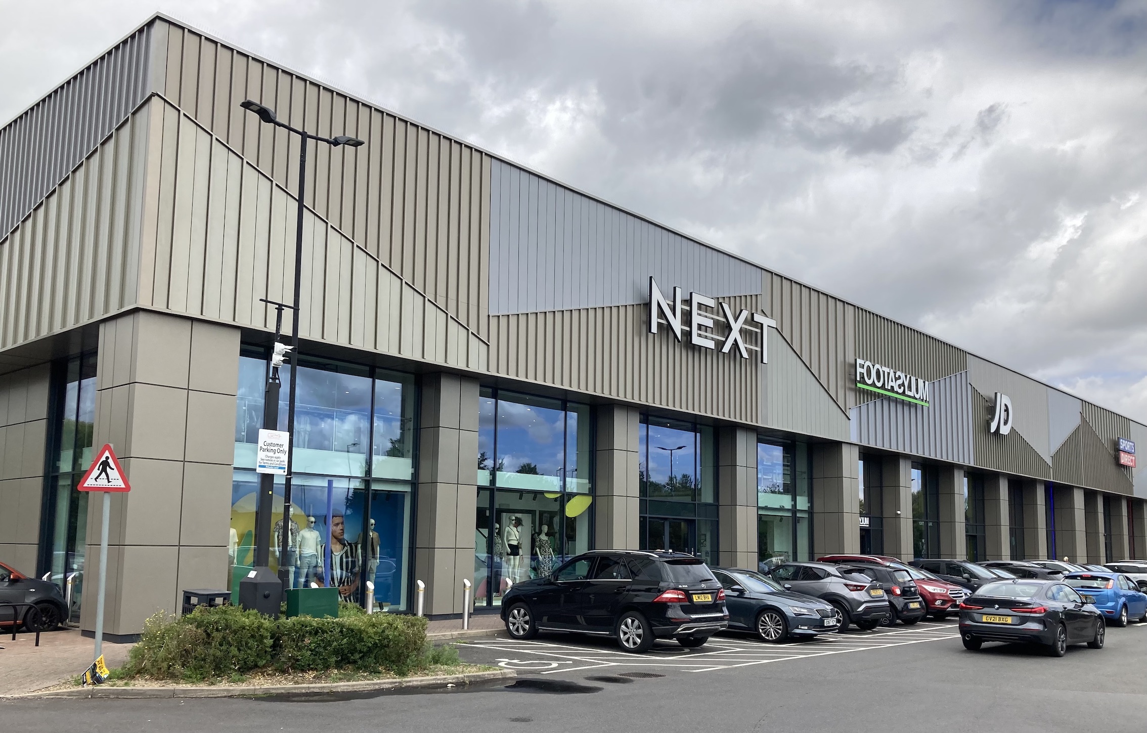 Out-of-town retail and leisure continues to be best performing sector ...